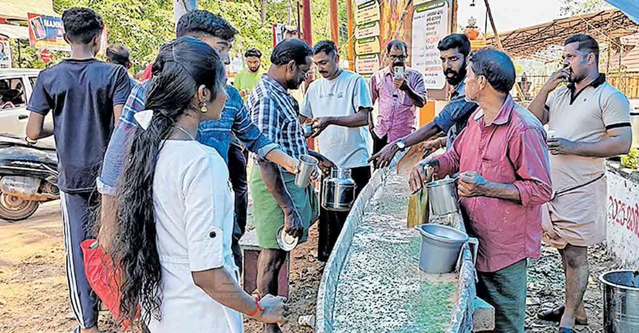 കുംഭച്ചൂടിൽ കുളിരായി സംഭാരത്തോണി | Mannadi Uchabali | Kallara river ...