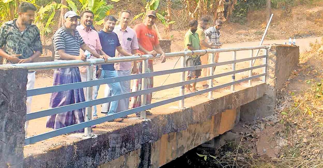 പാലത്തിന്റെ തകർന്ന കൈവരി നിർമിക്കാൻ കൈകോർത്ത് നാട് | Kottarakkara ...