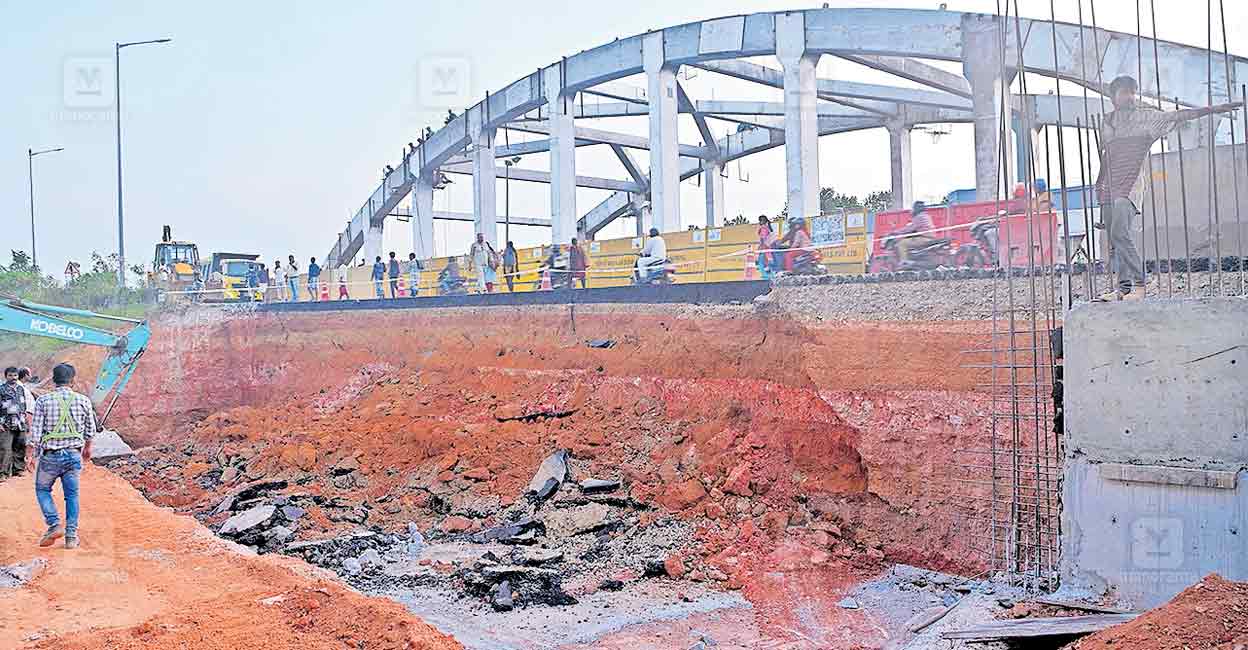 ദേശീയപാത നവീകരണം: കല്ലുംതാഴത്ത് റോഡ് വശം ഇടിഞ്ഞു; വാഹനങ്ങ ...