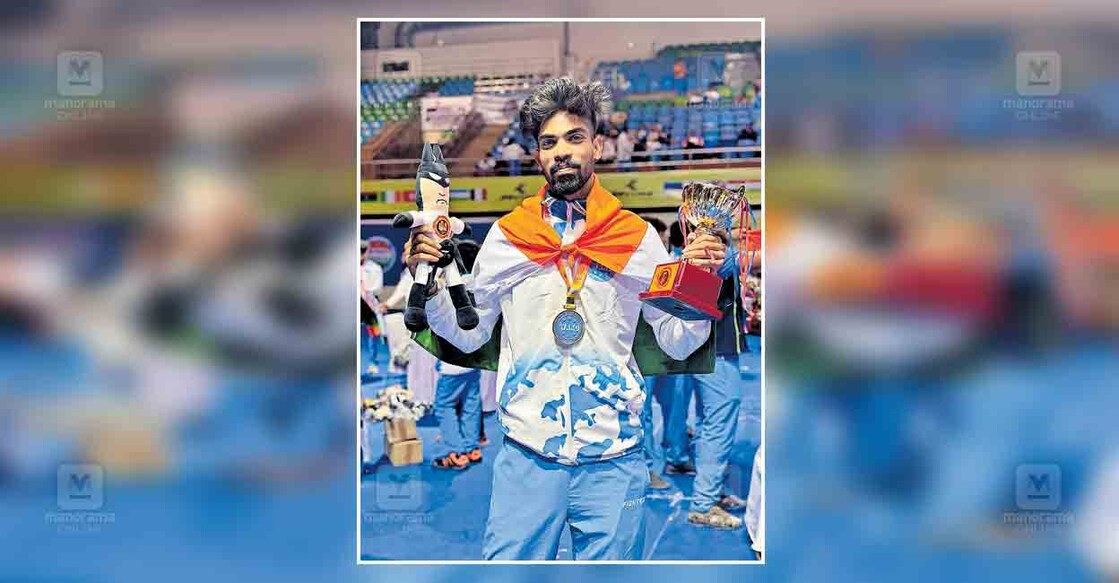 നല്ല ‘കിക്ക്’: രാജ്യാന്തര കിക്ക് ബോക്സിങ് ചാംപ്യൻഷിപ്പിൽ സ്വർണമെഡൽ നേടി ...