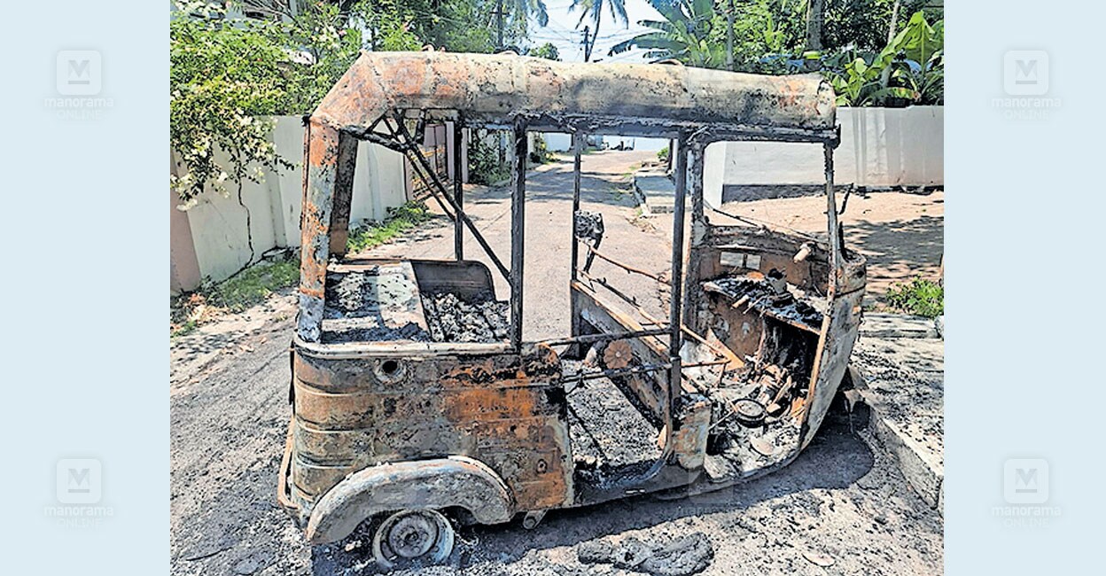 ഓട്ടോറിക്ഷ കത്തിച്ചു | Anchalummood | auto-rickshaw fire | Anchalummood ...