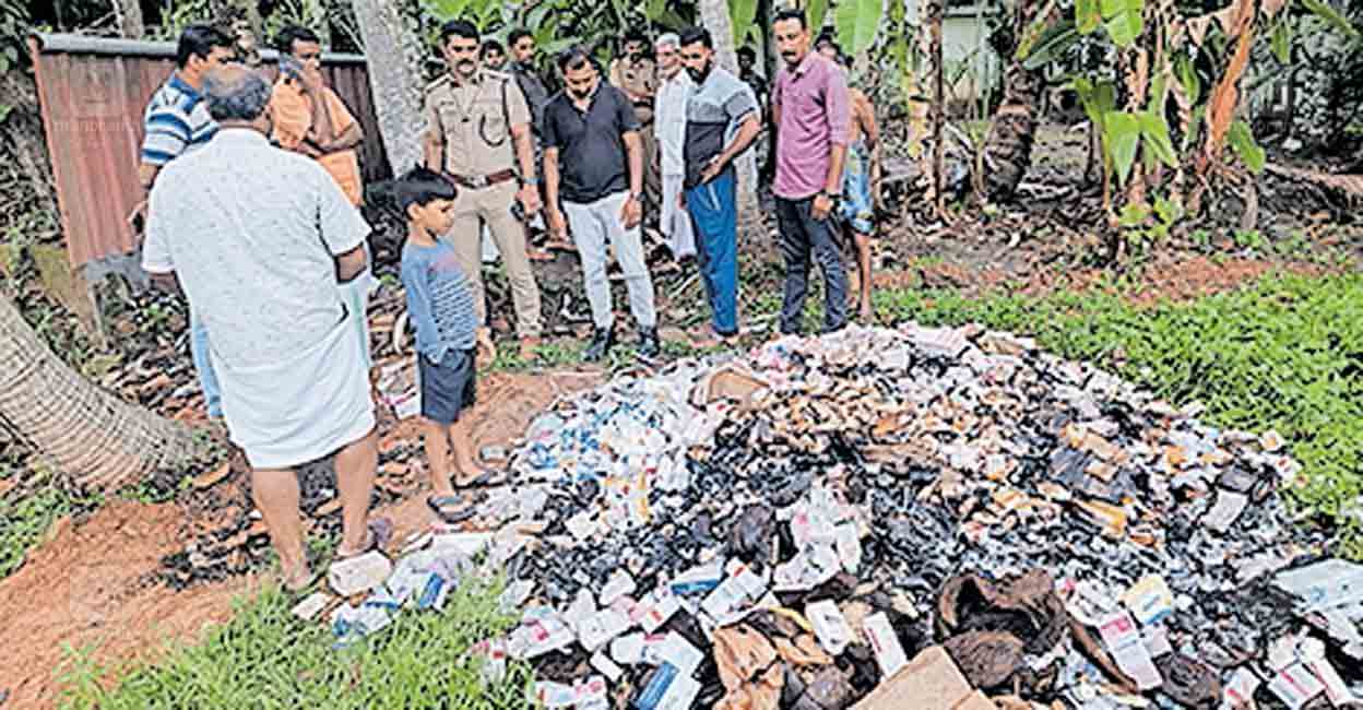 ആശുപത്രിയിലെ മരുന്നുകൾ ജനവാസ മേഖലയിൽ കൂട്ടിയിട്ടു കത്തിച്ചു; പ്രതിഷേധം ...