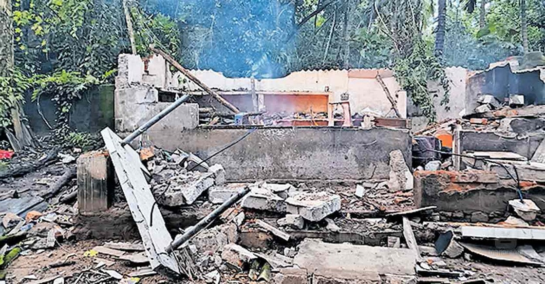 കൊലക്കേസ് പ്രതിയുടെ ചായക്കട തീയിട്ടു നശിപ്പിച്ചു | Pathanapuram ...