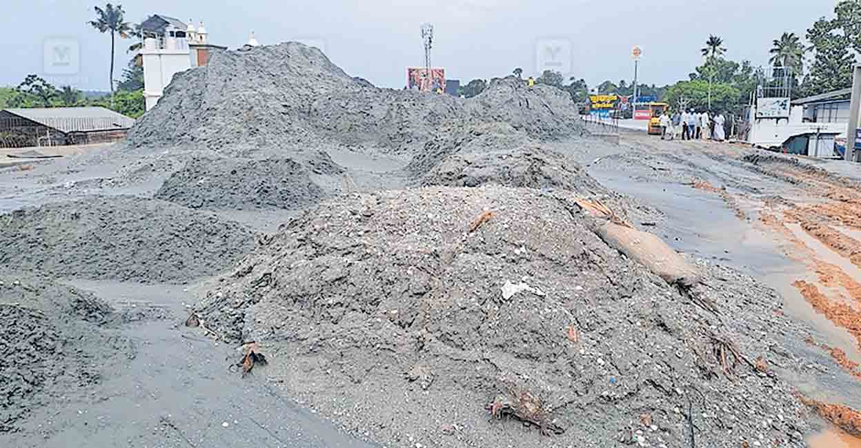 കൊട്ടിയം പറക്കുളത്തെ പാലത്തിൽ വിള്ളൽ ഉണ്ടായ സ്ഥലം കരാർ കമ്പനി അധികൃത ...