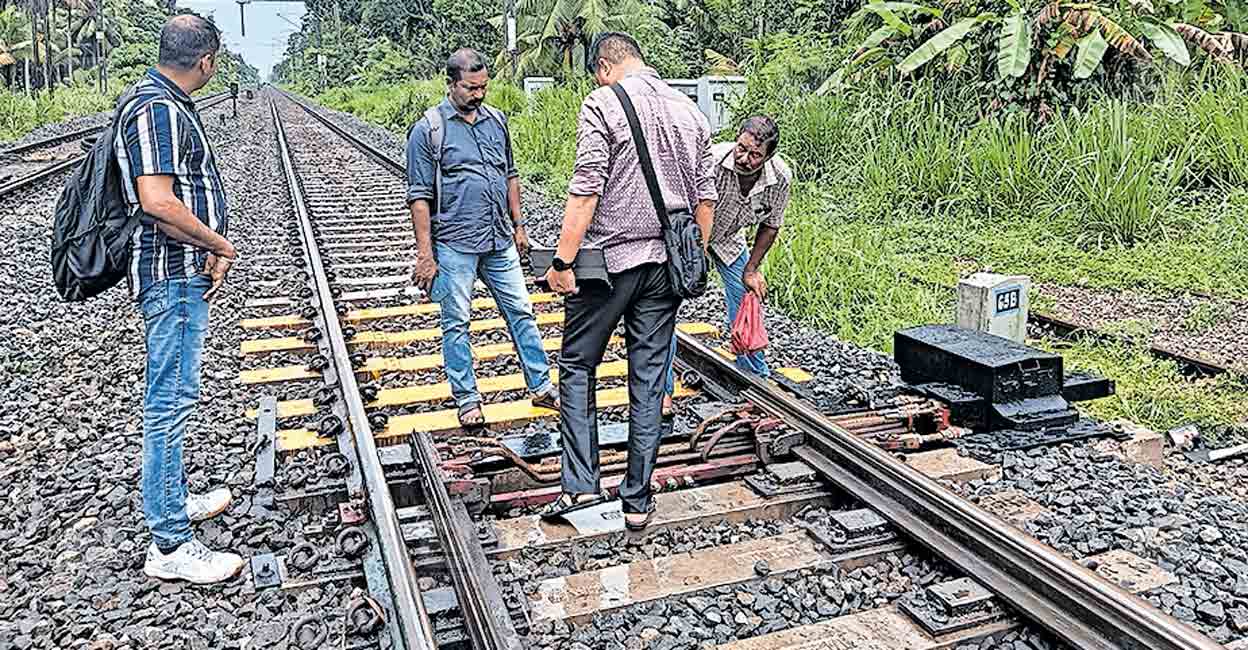 സിഗ്‌നൽ തകരാർ: ഓച്ചിറയ്ക്ക് സമീപം ട്രെയിനുകൾ പിടിച്ചിട്ടു | railway ...