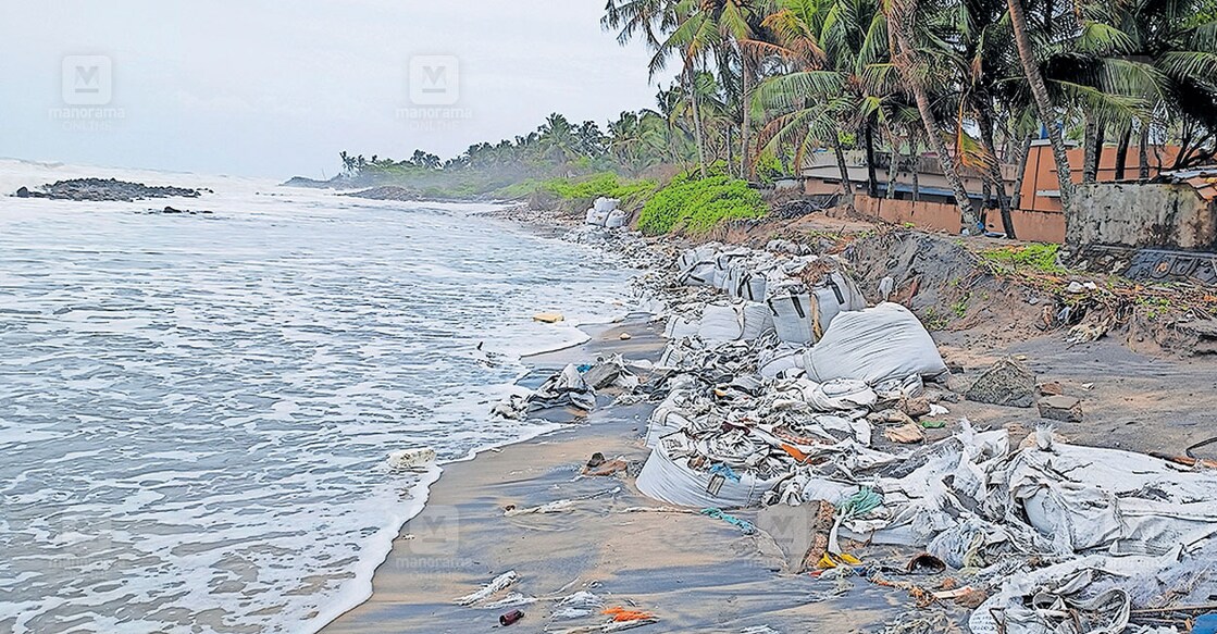 കടൽക്ഷോഭം രൂക്ഷം; ഒരു കിലോമീറ്റർ നീളത്തിൽ തിരമാലകൾ കര കവർന്നു | Chavara ...