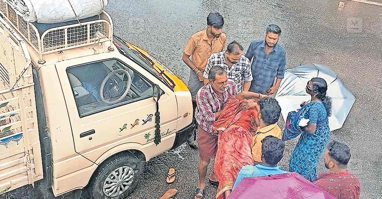 കുളത്തൂപ്പുഴ സെൻട്രൽ ജംക്‌ഷനിൽ വയോധികയെ പിക്കപ് ഇടിച്ചിട്ടു ...