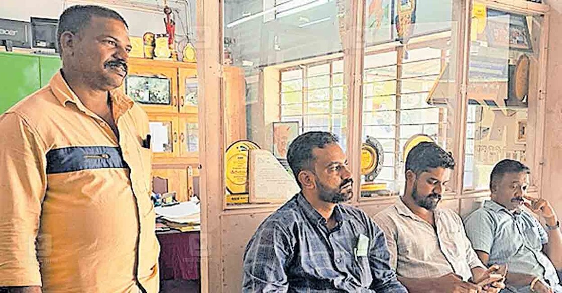 വൈദ്യുതി മുടങ്ങിയിട്ട് 5 ദിവസം; മിക്കവരുടെയും മൊബൈൽ ഫോൺ പ്രവർത്തനരഹിതം ...