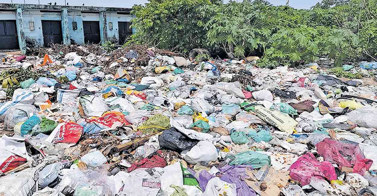 കോർപറേഷൻ: പലയിടങ്ങളിലും മാലിന്യമല കണ്ടാലറയ്ക്കും! | Kollam | Waste ...
