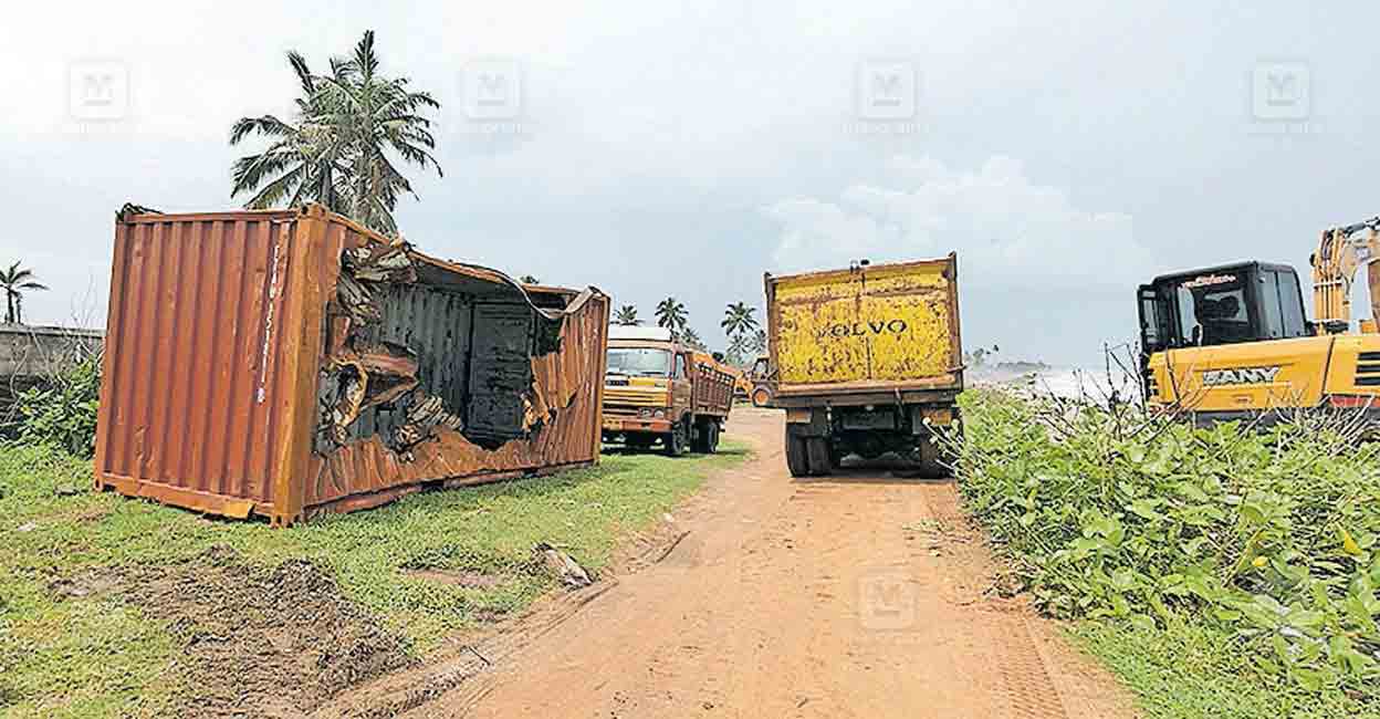 കൊല്ലം തീരത്തടിഞ്ഞ കണ്ടെയ്നറുകളിൽ ഗ്രീൻ ടീ, ന്യൂസ് പ്രിന്റുക ...