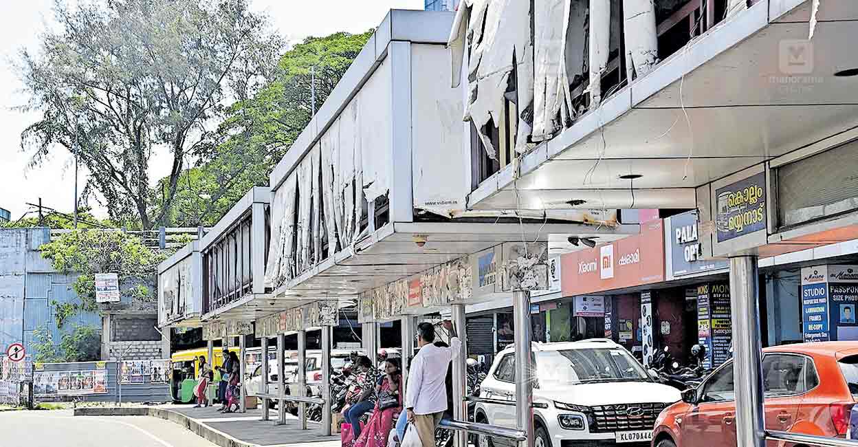 അറ്റകുറ്റപ്പണികളുടെ അഭാവം; തകർച്ചയുടെ വക്കിൽ ബസ് കാത്തിരിപ്പ് കേന്ദ്രം ...