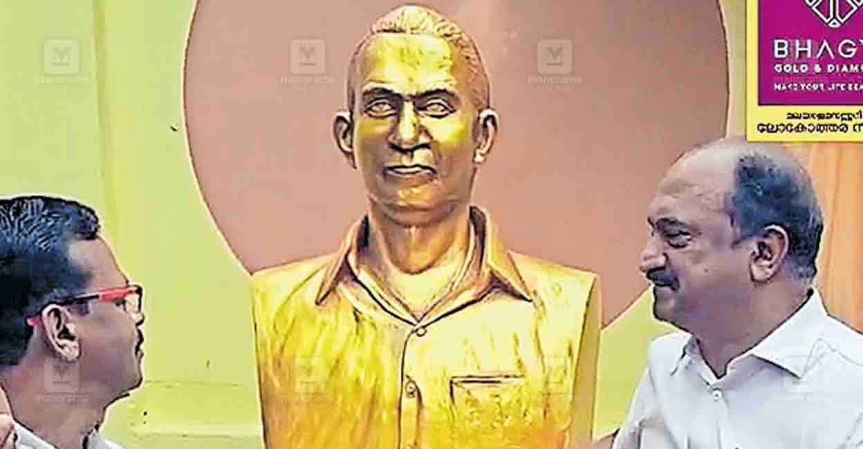 കൊട്ടാരക്കര ശ്രീധരൻ നായരുടെ പ്രതിമ അനാഛാദനം ചെയ്തു | Kottarakkara ...