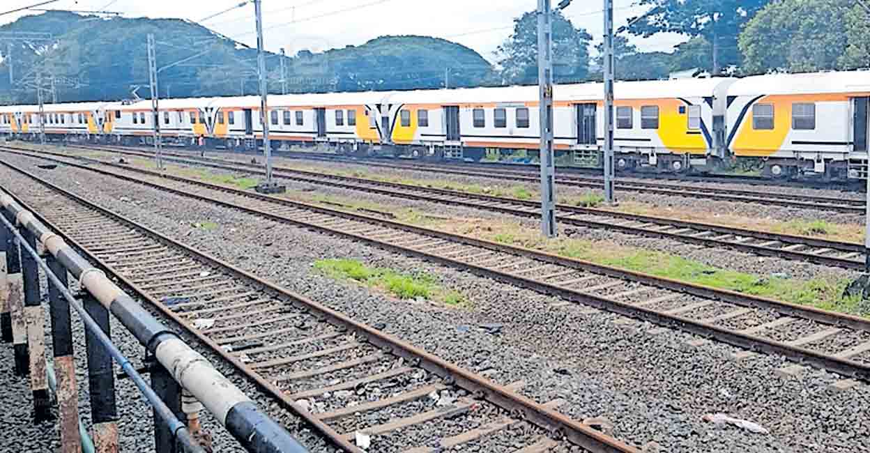 രാവിലെ ഇനി മെമു ട്രെയിനുകളിൽ തിങ്ങിനിറഞ്ഞ് പോകേണ്ട; 12 കോച്ചുകളുള്ള റേക്ക് കൊല്ലത്തെത്തി ...