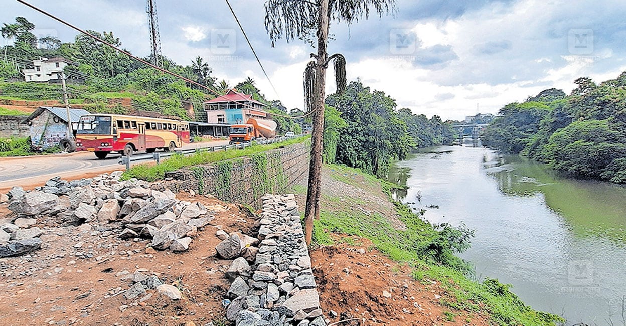 നെല്ലിപ്പള്ളിയിൽ സംരക്ഷണഭിത്തിയുടെ പണികൾ പുരോഗമിക്കുന്നു | Punalur ...