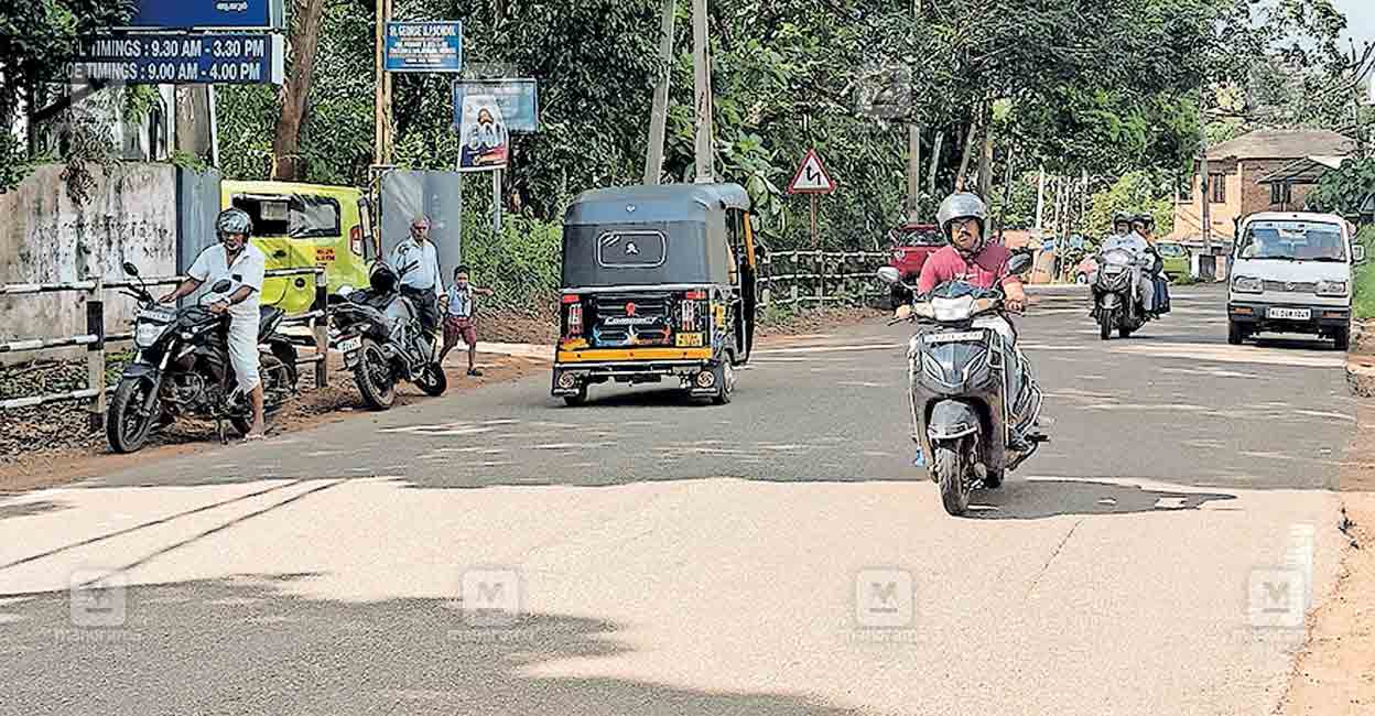 സീബ്രാ ലൈനോ മുന്നറിയിപ്പു ബോര്‍ഡുകളോ ഇല്ല; റോഡ് മുറിച്ചു കടക്കാ ...