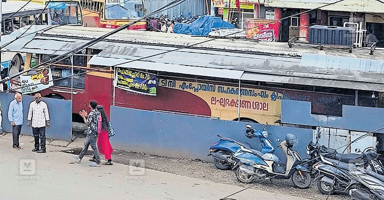 പുനലൂർ കെഎസ്ആർടിസി ഡിപ്പോ സ്റ്റാൻഡിലെ ‘ഇൻ – ഔട്ട്’ മാറില്ല; കന്റീന്റെ ...