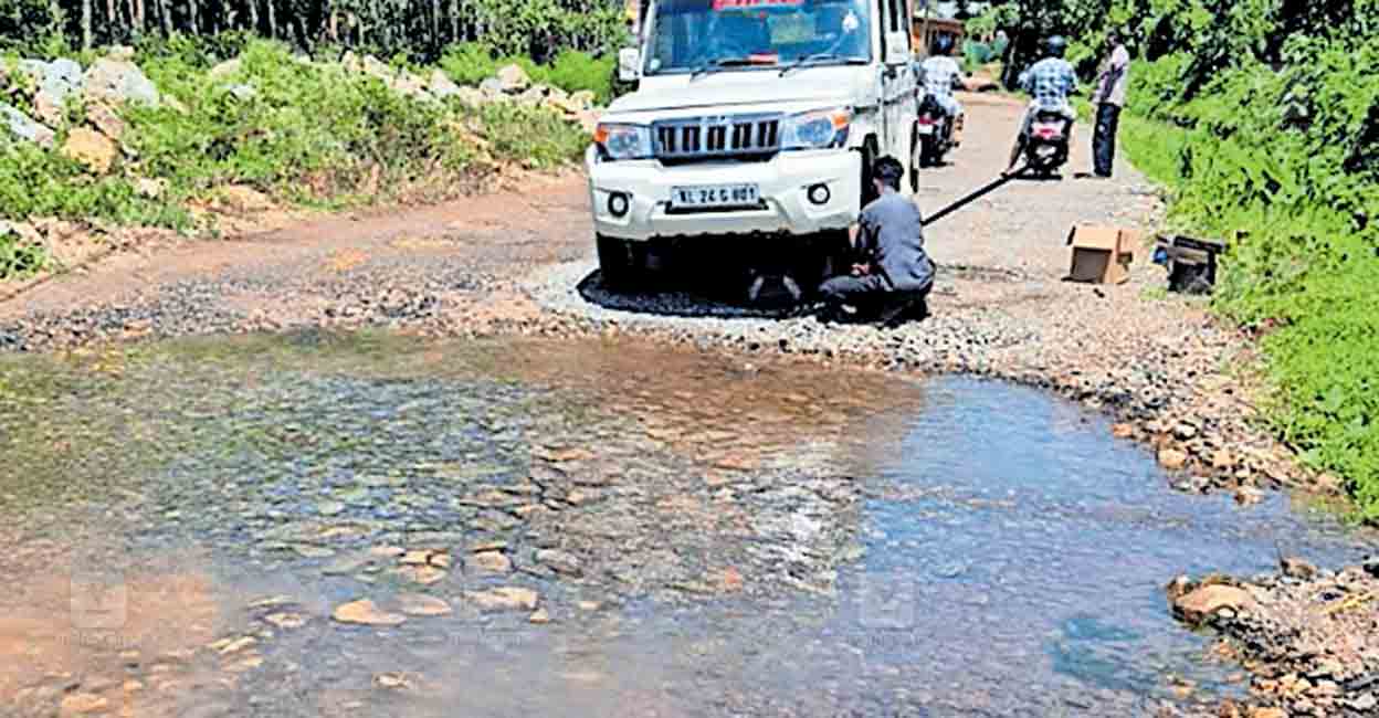 തകർന്നു തരിപ്പണമായ പള്ളിമുക്ക് – പുന്നല റോഡിൽ ആക്സിൽ ഒടിഞ്ഞു വാഹനം ...