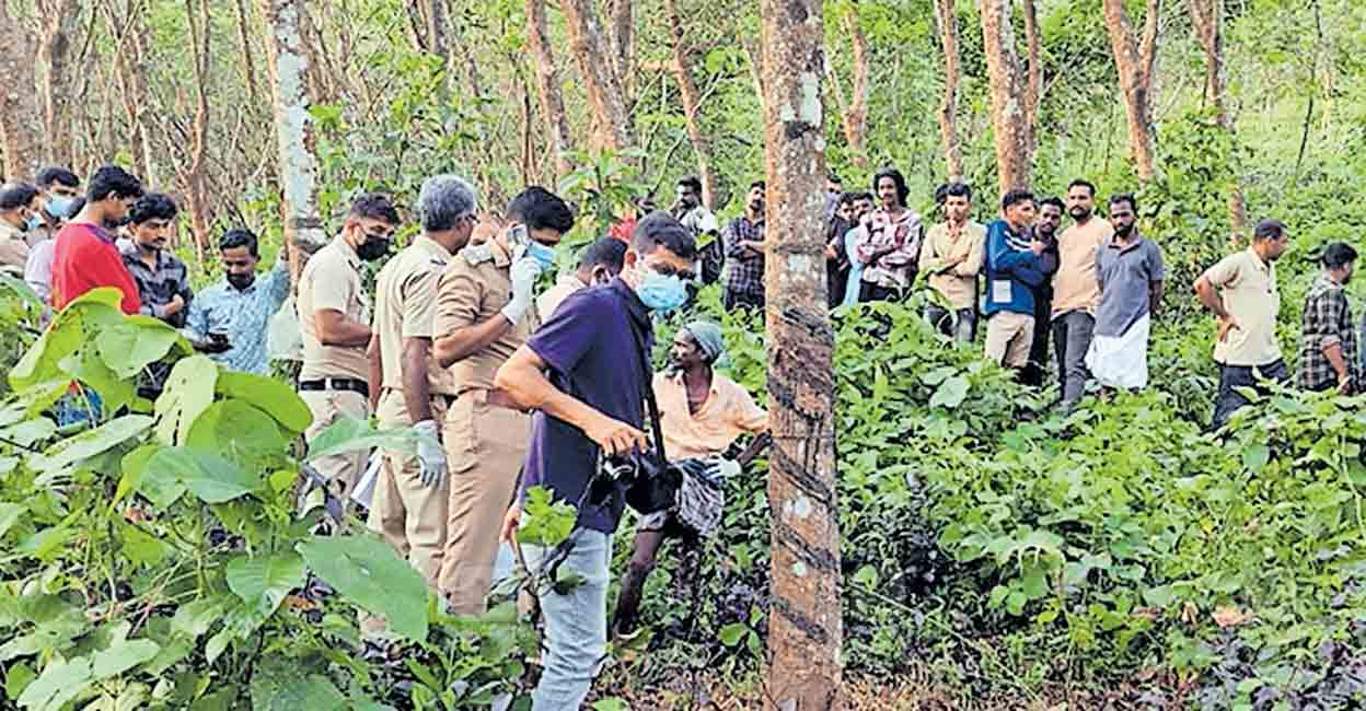 മരത്തിൽ ചങ്ങലയിൽ ബന്ധിച്ച് അജ്ഞാത മൃതദേഹം; സമീപത്തുനിന്നും കീറിയ ബാഗും ...