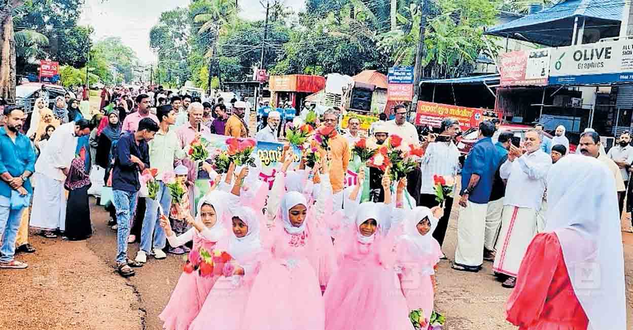 നബിദിന റാലിയെ സ്വീകരിക്കാൻ ‘മാവേലി’: ക്ഷേത്രംവക സ്വീകരണം | Onam ...