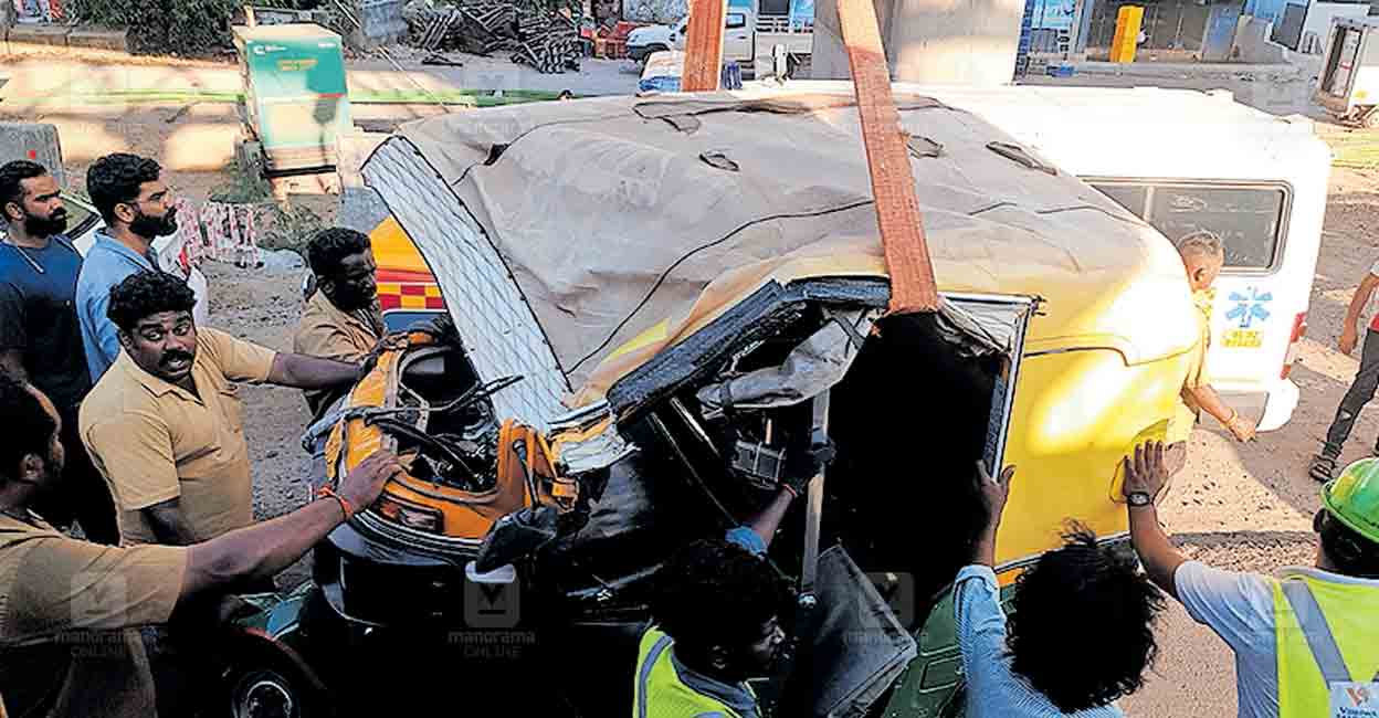 നീണ്ടകര പാലത്തിൽ വാഹനാപകടം: ഗതാഗതം തടസ്സപ്പെട്ടു | Kollam accident ...