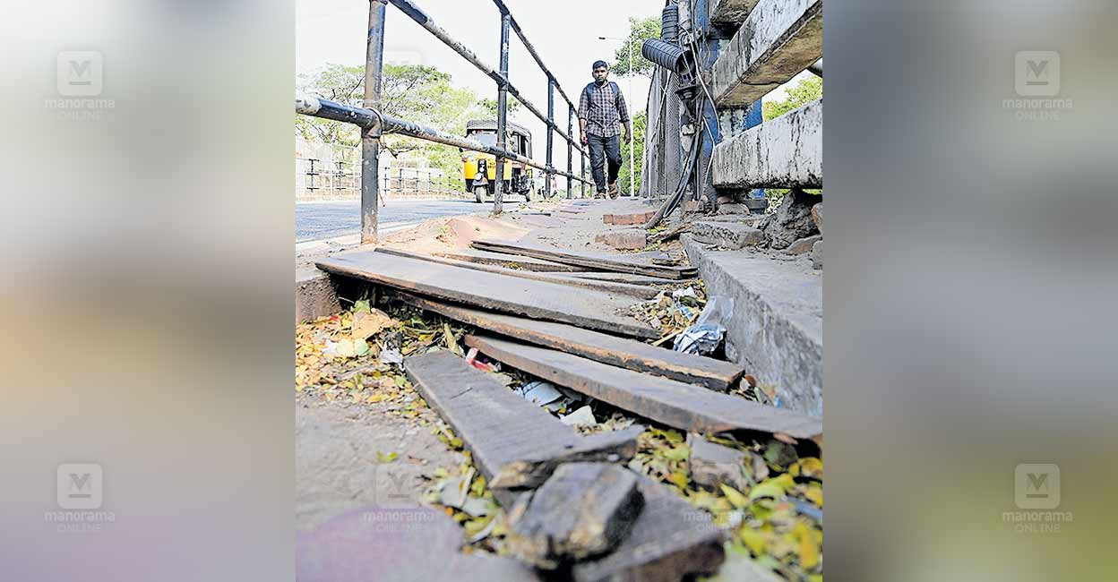 ‘നടപ്പാത’കം; ചിന്നക്കട മേൽപാലത്തിലെ നടപ്പാത രണ്ടടിയിലേറെ നീളത്തിൽ തക ...
