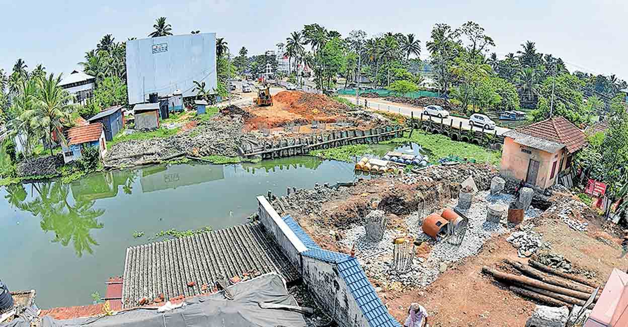 കോണത്താറ്റ് പാലം പണി മുടങ്ങി; യാത്ര അവതാളത്തിൽ