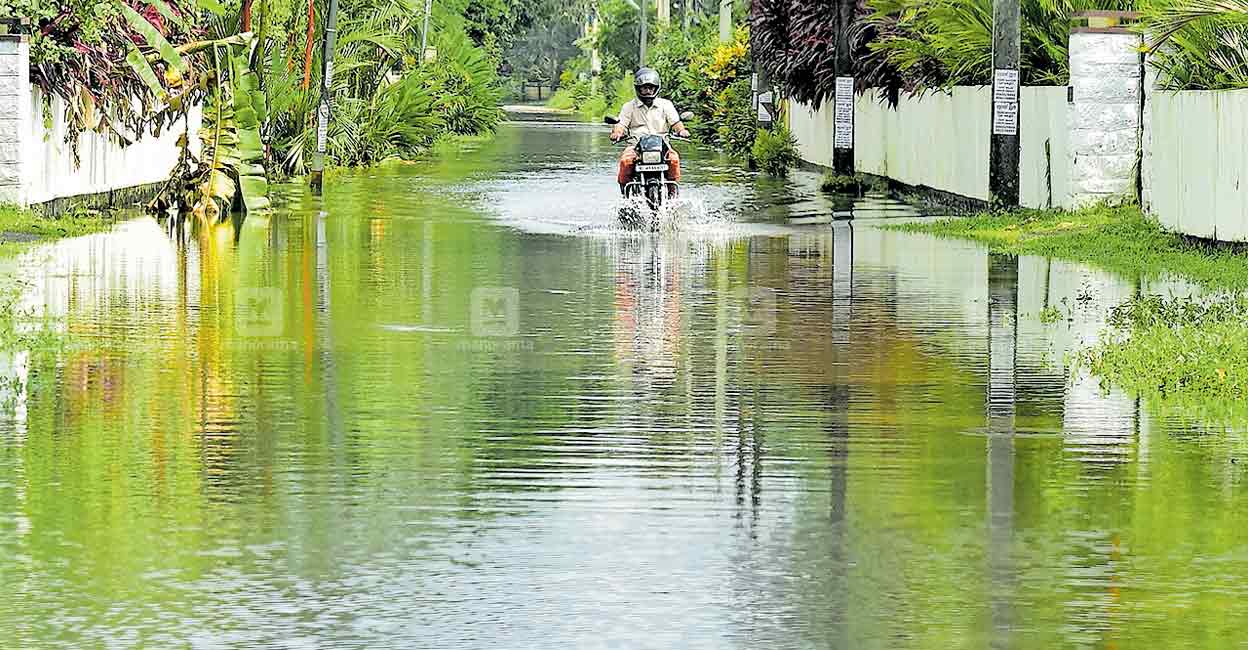 മഴ കുറഞ്ഞ് മാനം തെളിഞ്ഞെങ്കിലും ദുരിതം ഒഴിയുന്നില്ല; കിഴക്ക ...
