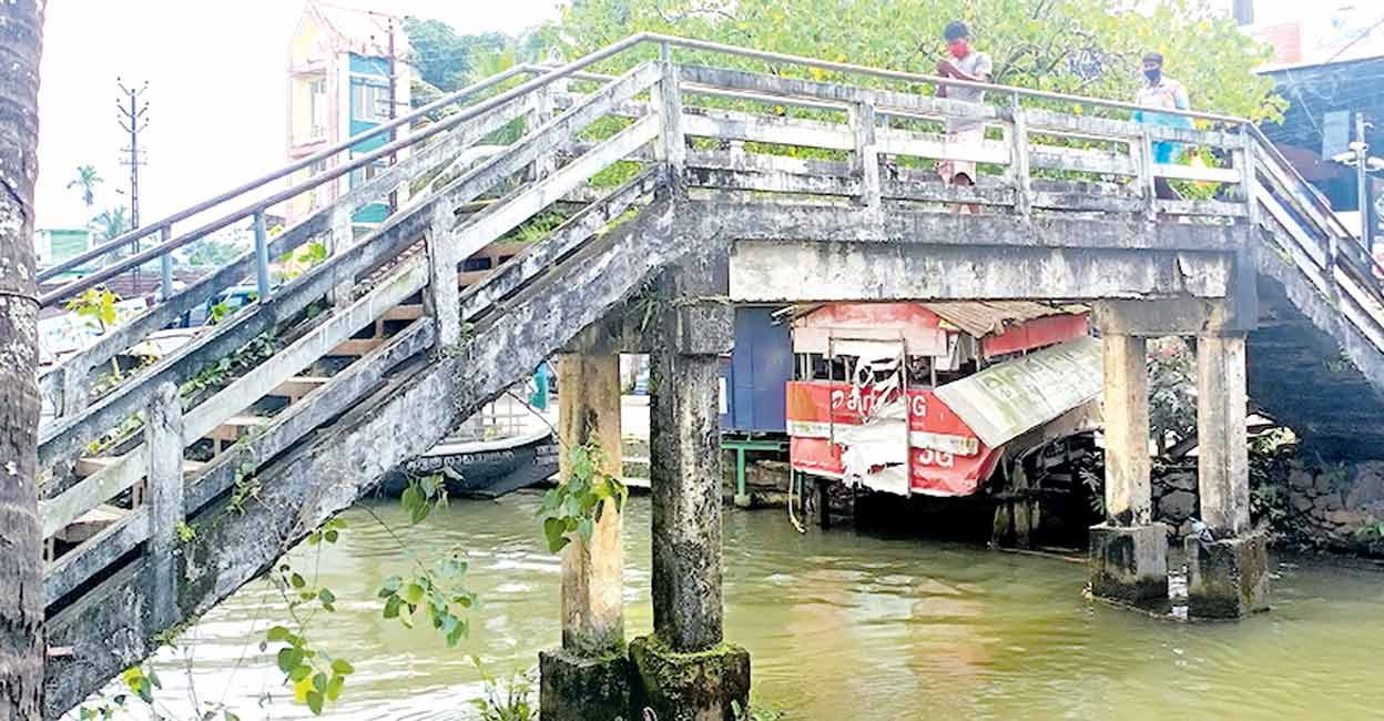 ജനങ്ങളുടെ പ്രധാന യാത്രാ മാർഗം: ചന്തമുള്ളതാക്കണം, ചന്തപ്പാലത്തെ