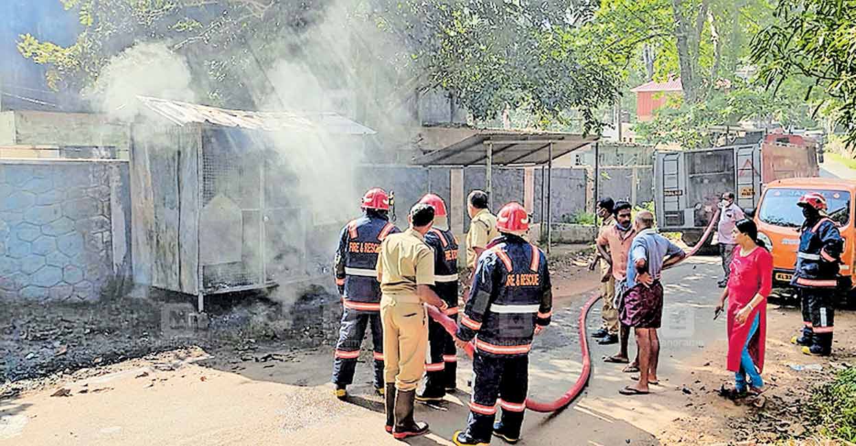 മിനി എംസിഎഫ് യൂണിറ്റിന് തീപിടിച്ചു; പ്ലാസ്റ്റിക് അടക്കമുള്ള സാധനങ്ങ ...