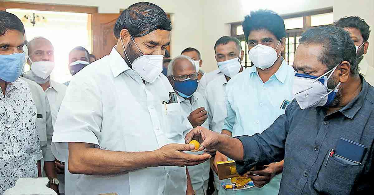 പ്രൈമറി സംഘം മുതൽ സംസ്ഥാന സഹകരണ ബാങ്ക് ഡയറക്ടർ വരെ; വാസവൻ ഇനി അമരത്ത് ...