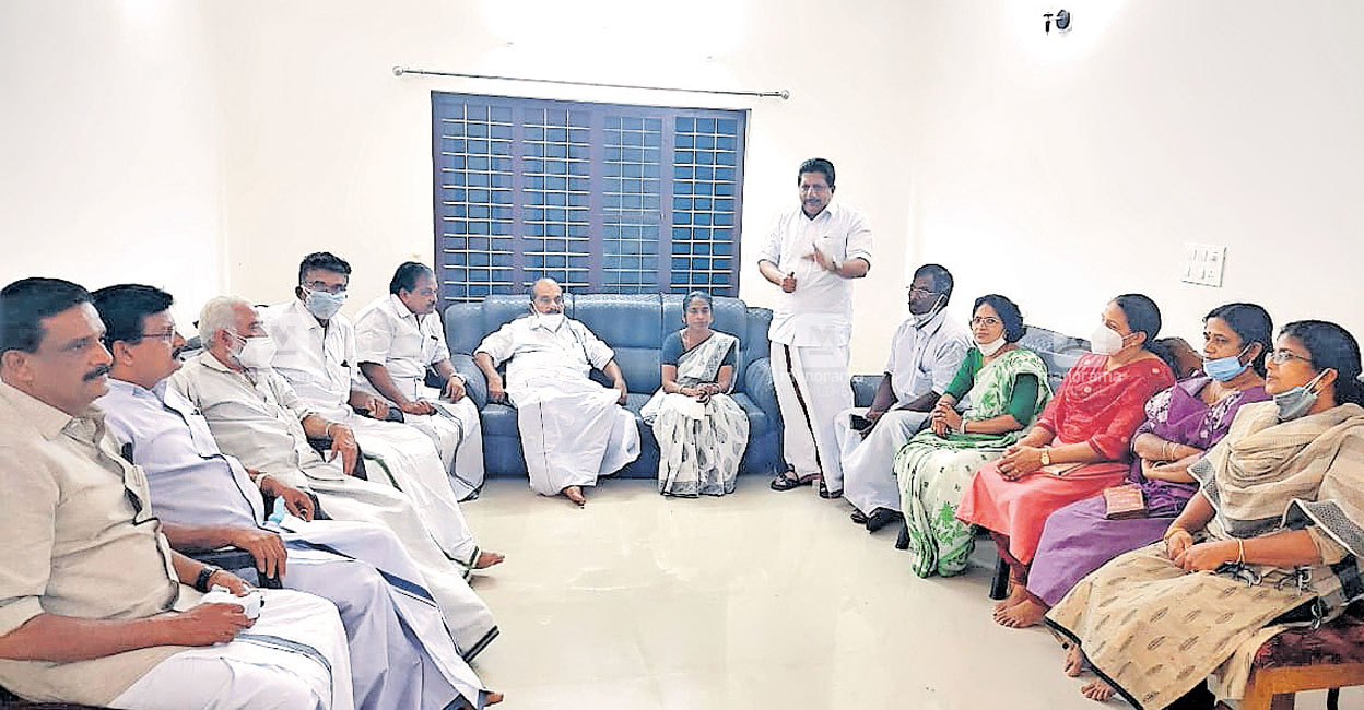 ഉത്തരവിടാത്തത് ജനങ്ങളോടുള്ള വെല്ലുവിളി: മോൻസ് ജോസഫ്