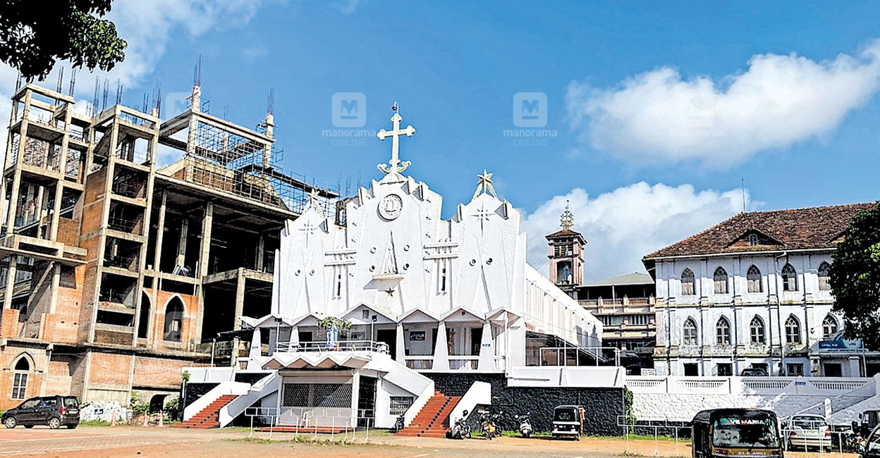 പാറേൽ പള്ളി പൊളിക്കുന്നു; പുതിയ ദേവാലയത്തിന്റെ മുഖവാരത്തിന്റെ നിർമാണം ...