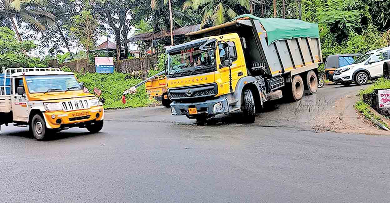 ഇവിടെ അപകടം പതിയിരിക്കുന്നു: ഭീഷണി ഉയർത്തി പാമ്പാടി പൊലീസ് സ്റ്റേഷൻ ജംക്‌ഷൻ