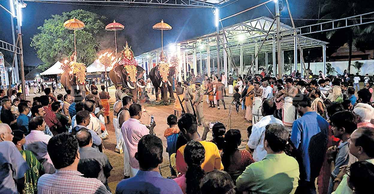 വൈക്കത്ത് വർണപ്പകിട്ടായി താലപ്പൊലി ഘോഷയാത്ര | Vaikom Mahadeva Temple ...