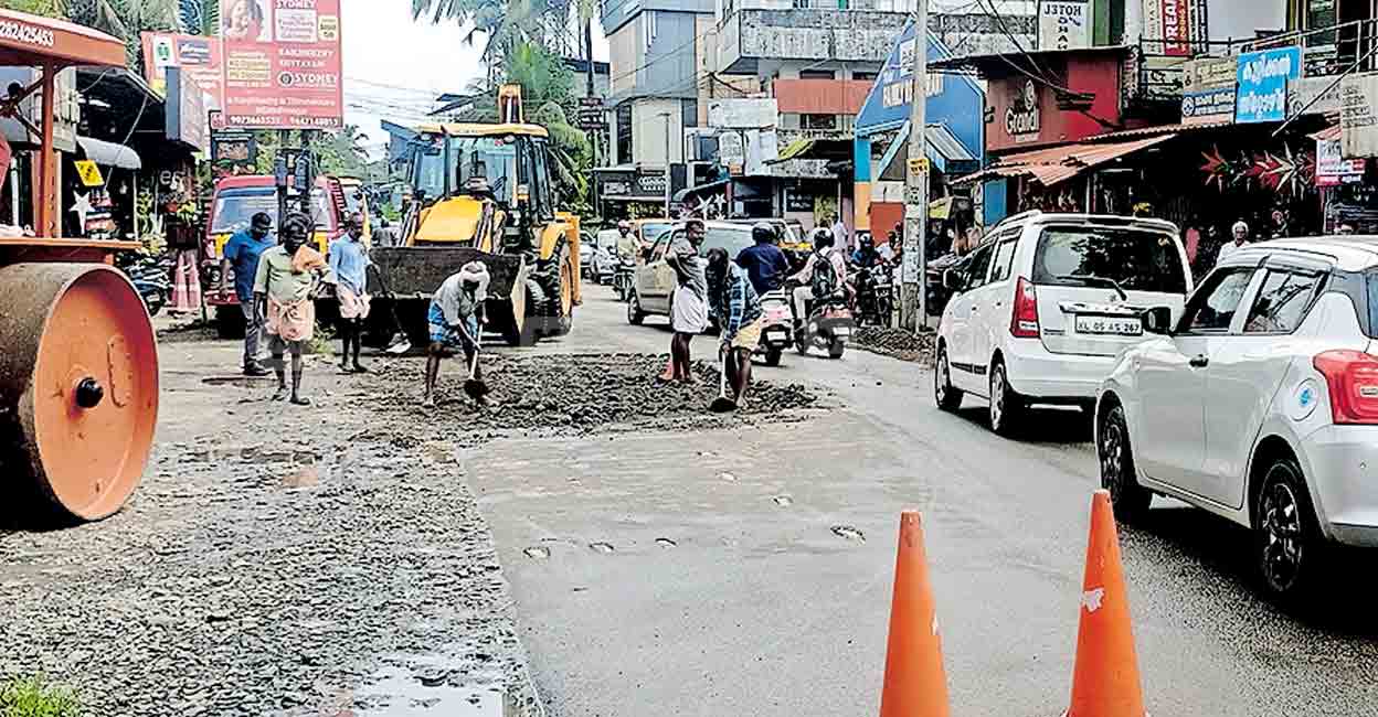 പൊതുമരാമത്ത് വകുപ്പ് മന്ത്രിയുടെ വരവ് അടുത്തു; ഇല്ലിക്കൽ, ചെങ്ങളം ...