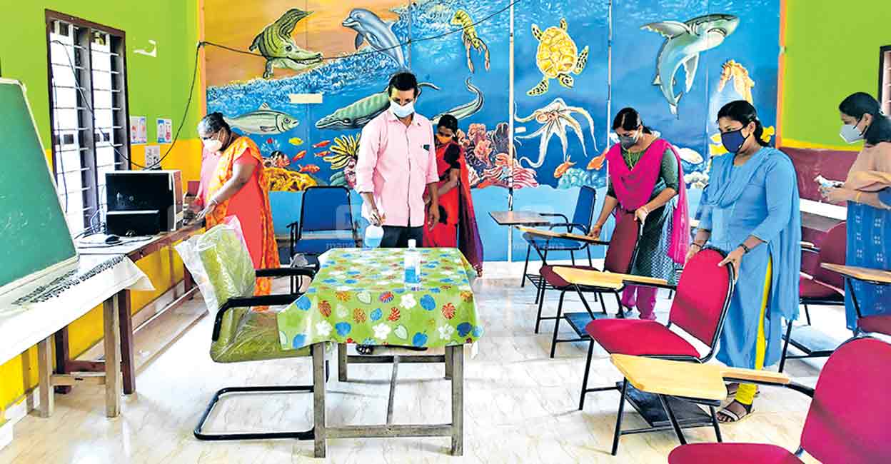 ക്ലാസ്മേറ്റ്സിൽ പലരും ആദ്യമായി കണ്ടുമുട്ടുന്ന ദിനം; ഇനി ഫുൾടൈം കലപില ...