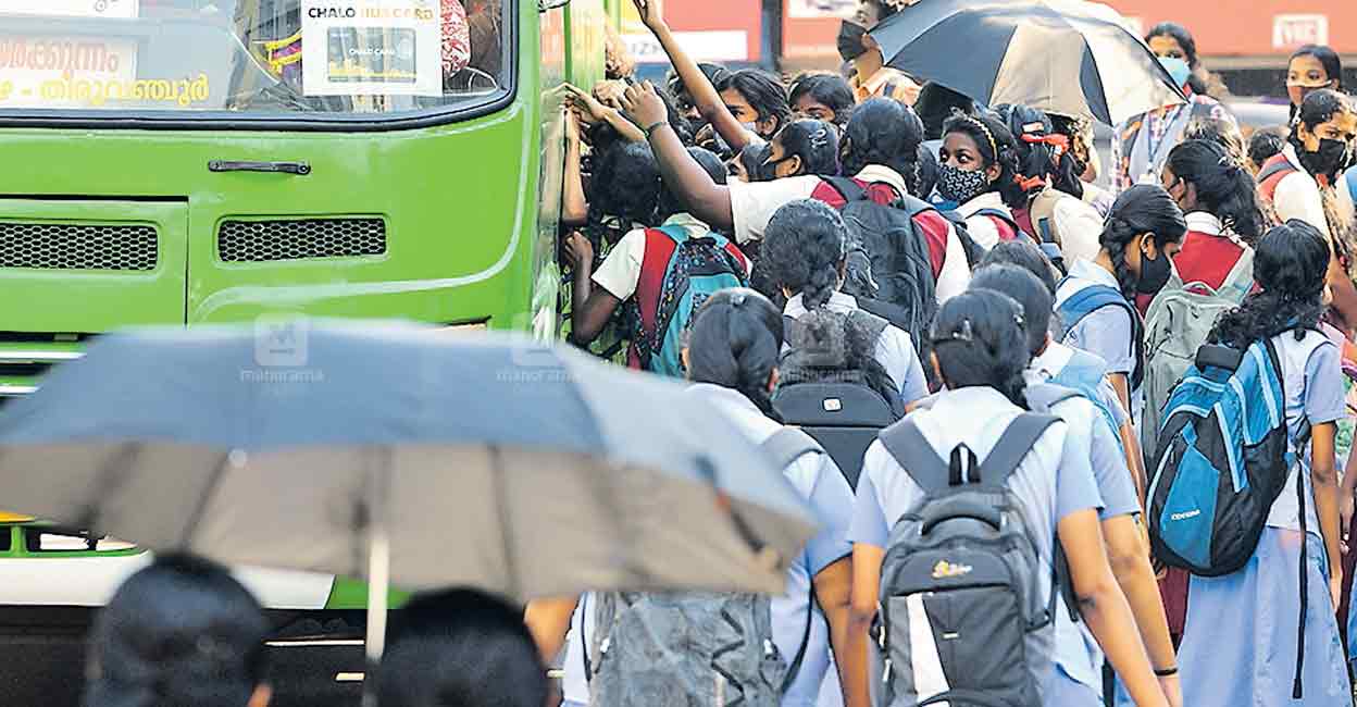 വിദ്യാർഥികളുടെ സ്കൂൾ യാത്ര വല്ലാത്ത കഷ്ടം തന്നെ! | Kerala School Full ...