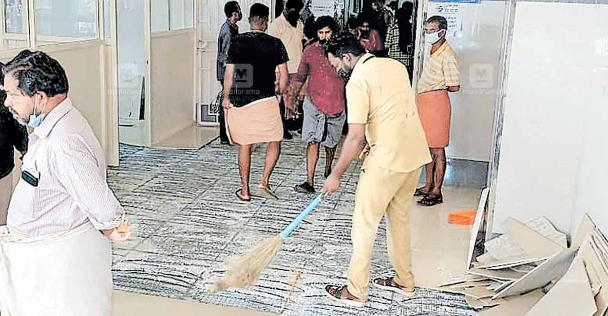 പാലാ ജനറൽ ആശുപത്രിക്കെട്ടിടത്തിലെ ടൈലുകൾ വൻ ശബ്ദത്തോടെ പൊട്ടിത്തകർന്നു