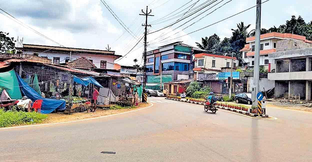 ഒരു വർഷത്തിനിടെ ചെറുതും വലുതുമായ 61 അപകടങ്ങൾ: പ്ലാച്ചേരി – പൊൻകുന്നം ...