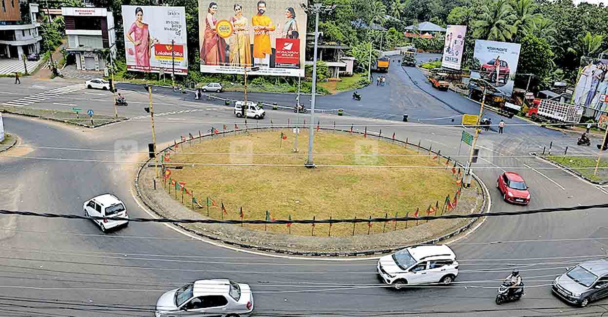 ‘സിഗ്നൽ ഫ്രീ’ എംസി റോഡ്; ഇത് അധികൃതർ കണ്ണടച്ചതോ? ഇവിടെ എന്താണ് ...