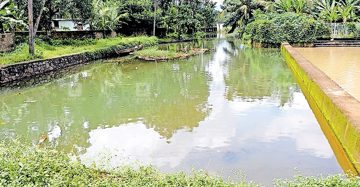 രണ്ടര കോടി രൂപ ചെലവഴിച്ച് കടവ് നവീകരിച്ചു; പ്രയോജനം താറാവുകൾക്ക് മാത്രം