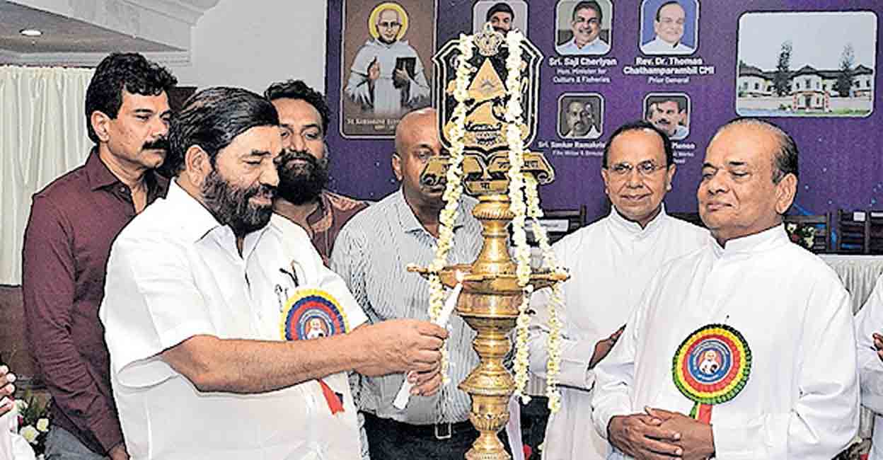 ചാവറയച്ചൻ അറിവിന്റെയും അക്ഷരങ്ങളുടെയും ലോകത്ത് സൃഷ്ടിച്ചത് വിപ്ലവം ...