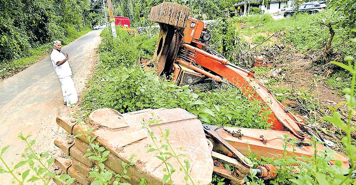മണ്ണുമാന്തി യന്ത്രം മറിഞ്ഞു പരുക്കേറ്റു