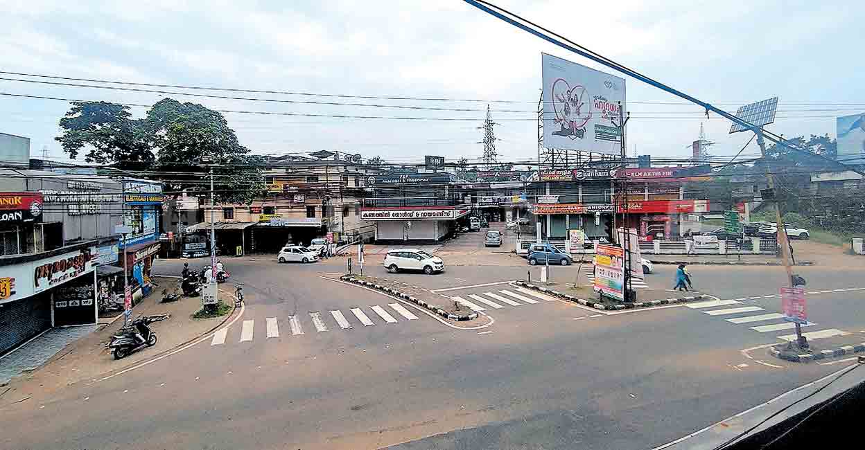 ദിശാബോർഡ് പോലുമില്ലാതെ കുറവിലങ്ങാട് സെൻട്രൽ ജംക്‌ഷൻ; ഉഴവൂരിൽ ഗതാഗതം ...