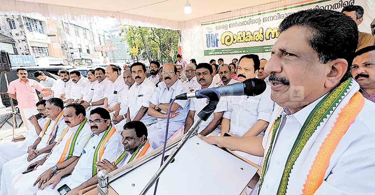 അധിക നികുതികൾ ഒഴിവാക്കി സർക്കാർ ജനങ്ങളോടു മാപ്പു പറയണം: മോൻസ്