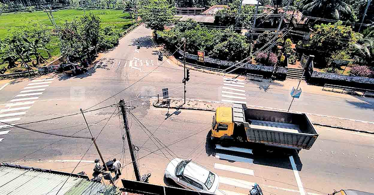 മുഖ്യമന്ത്രിയുടെ അകമ്പടി വാഹനത്തിന്റെ വേഗതയും കോഴാ ജംക്‌ഷനിലെ ഗതാഗത ...