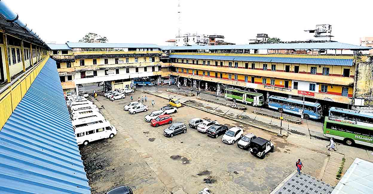 ഷോപ്പിങ് കോംപ്ലക്സ് കെട്ടിടം പൊളിക്കാൻ തിരുനക്കര സ്റ്റാൻഡ് പൂട്ടുന്നു