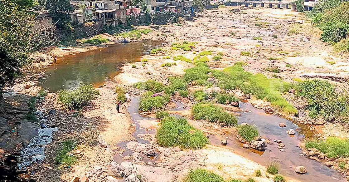 വീടുകളുടെ മുറ്റത്ത് വലിയ ‘പ്ലാസ്റ്റിക് കിണറുകൾ’; നിറയ്ക്കാൻ ദിവസവും ...