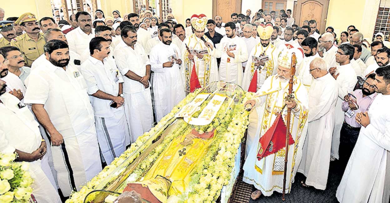 മാർ ജോസഫ് പൗവത്തിലിന് യാത്രാമൊഴിയേകി നാട്; അന്തിമോപചാരം അർപ്പിക്കാ ...