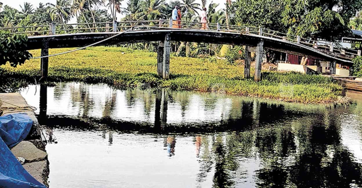 'ആളുകൾ നടന്നു പോയാൽ പോലും താഴ്ന്നു പോകില്ല'; പോളനീക്കത്തിന് പുതിയ വില്ല ...